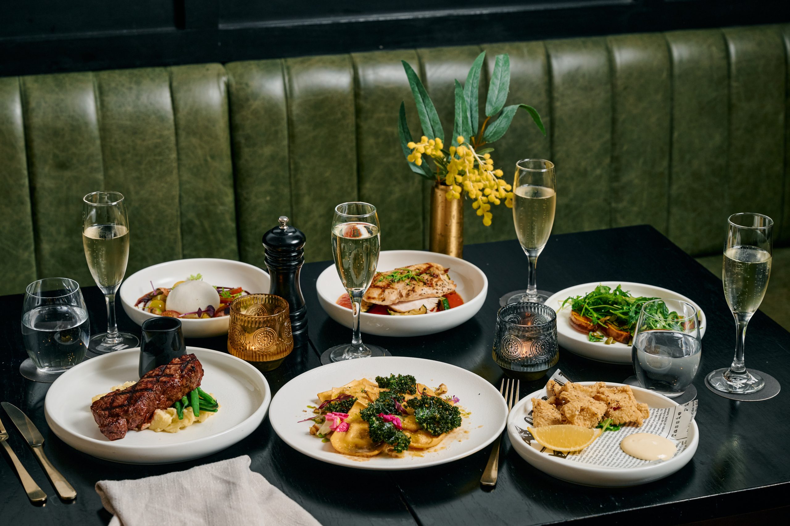 MISTER MUNRO Restaurant & Bar - The Victoria Hotel Melbourne